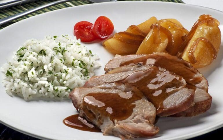 Pernil assado com batatas