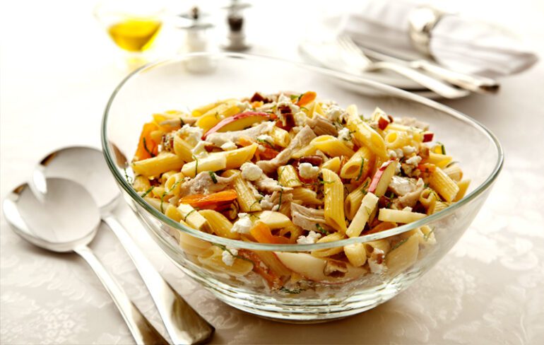 Salada fria de penne com peru e queijo de cabra